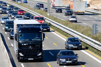 Daimler tests self-driving heavy duty truck on German highway ...