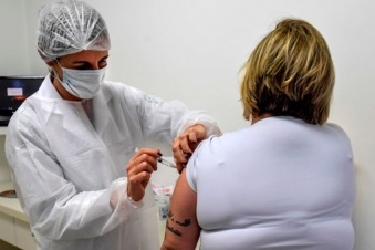 AstraZeneca to enroll 30,000 adults for final-stage Covid vaccine trial ...