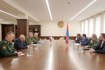Armenian Defense Minister meets with new Russian peacekeeping commander ...