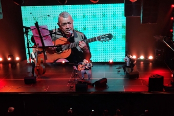 Armenian songwriter gives charity concert for Ukraine army ...