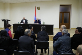 Pashinyan meets families of recently repatriated PoWs - PanARMENIAN.Net