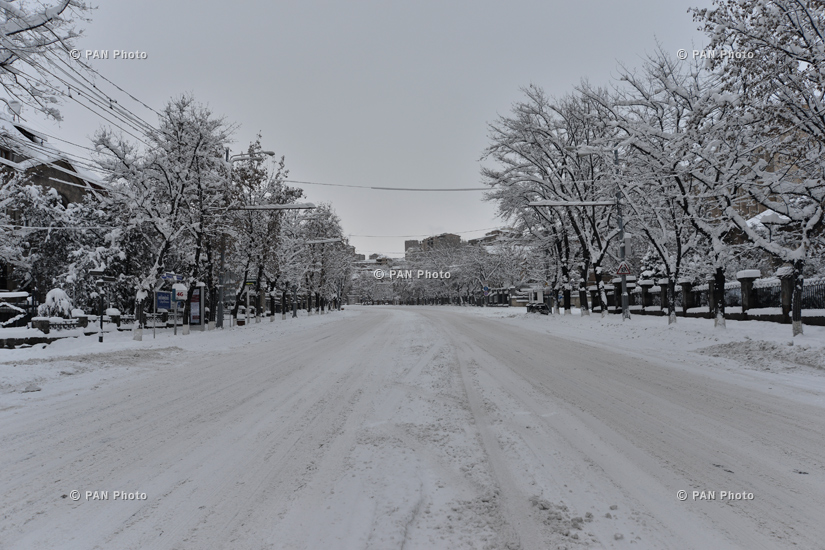 First snowfall of 2016 in Yerevan - PanARMENIAN Photo